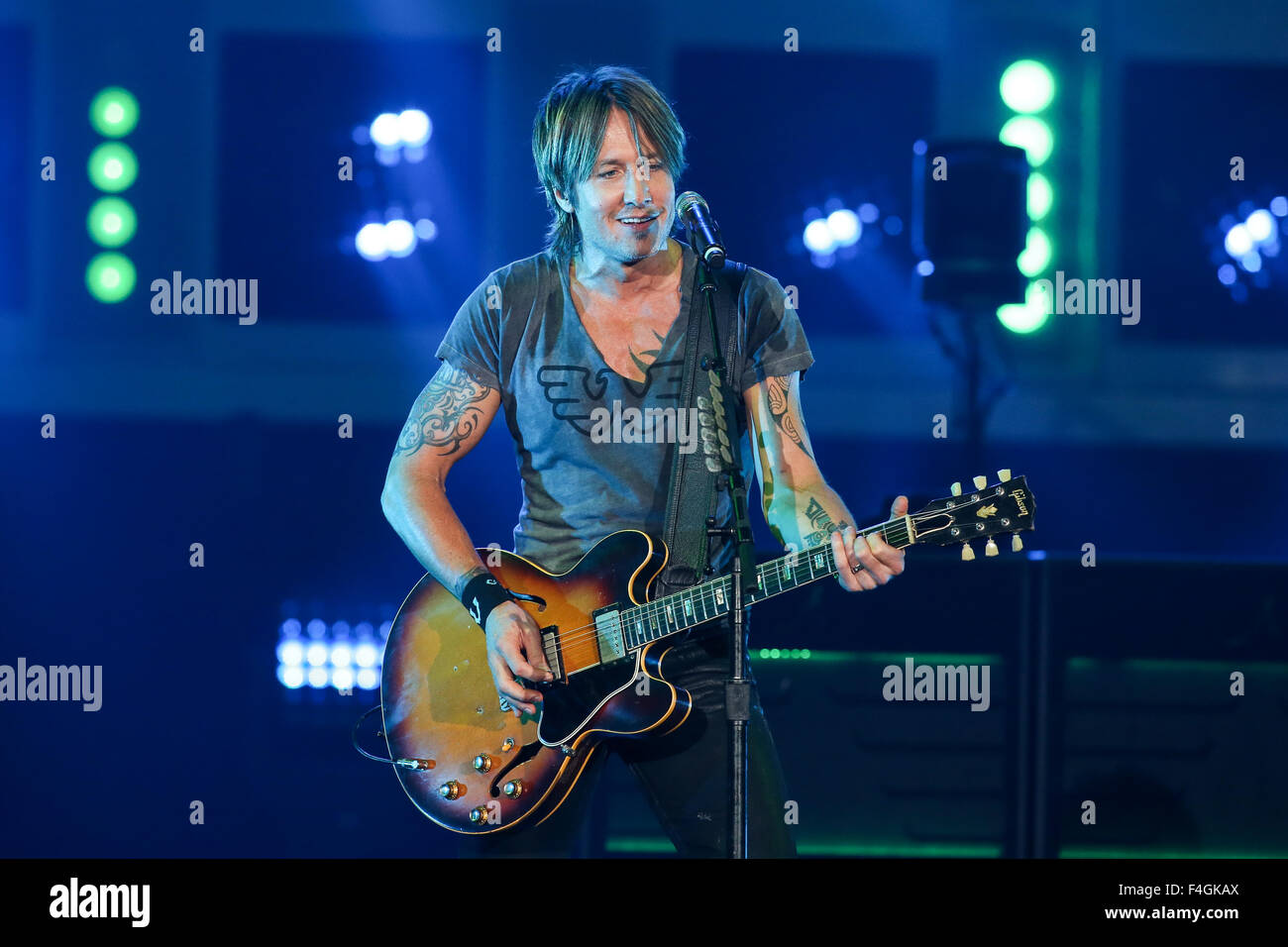 Keith Urban performs on his world tour Stock Photo - Alamy