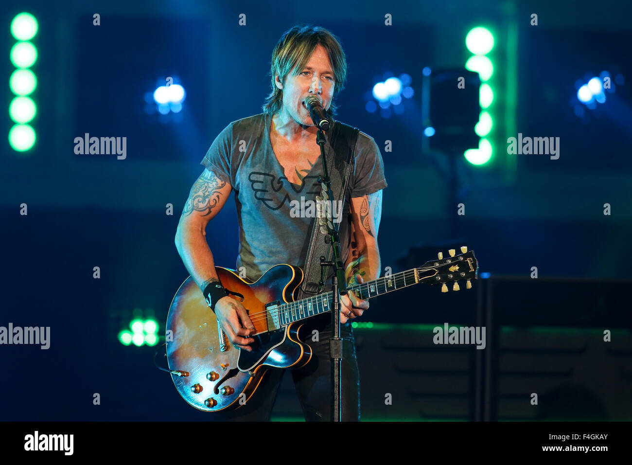 Keith Urban performs on his world tour Stock Photo - Alamy