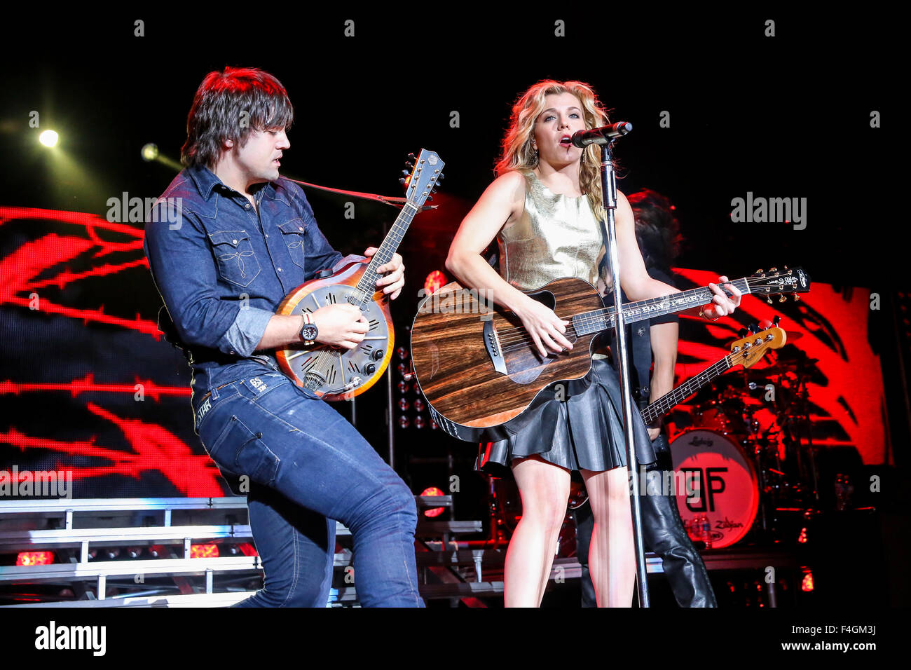 Singer kimberly perry band perry hi-res stock photography and images ...