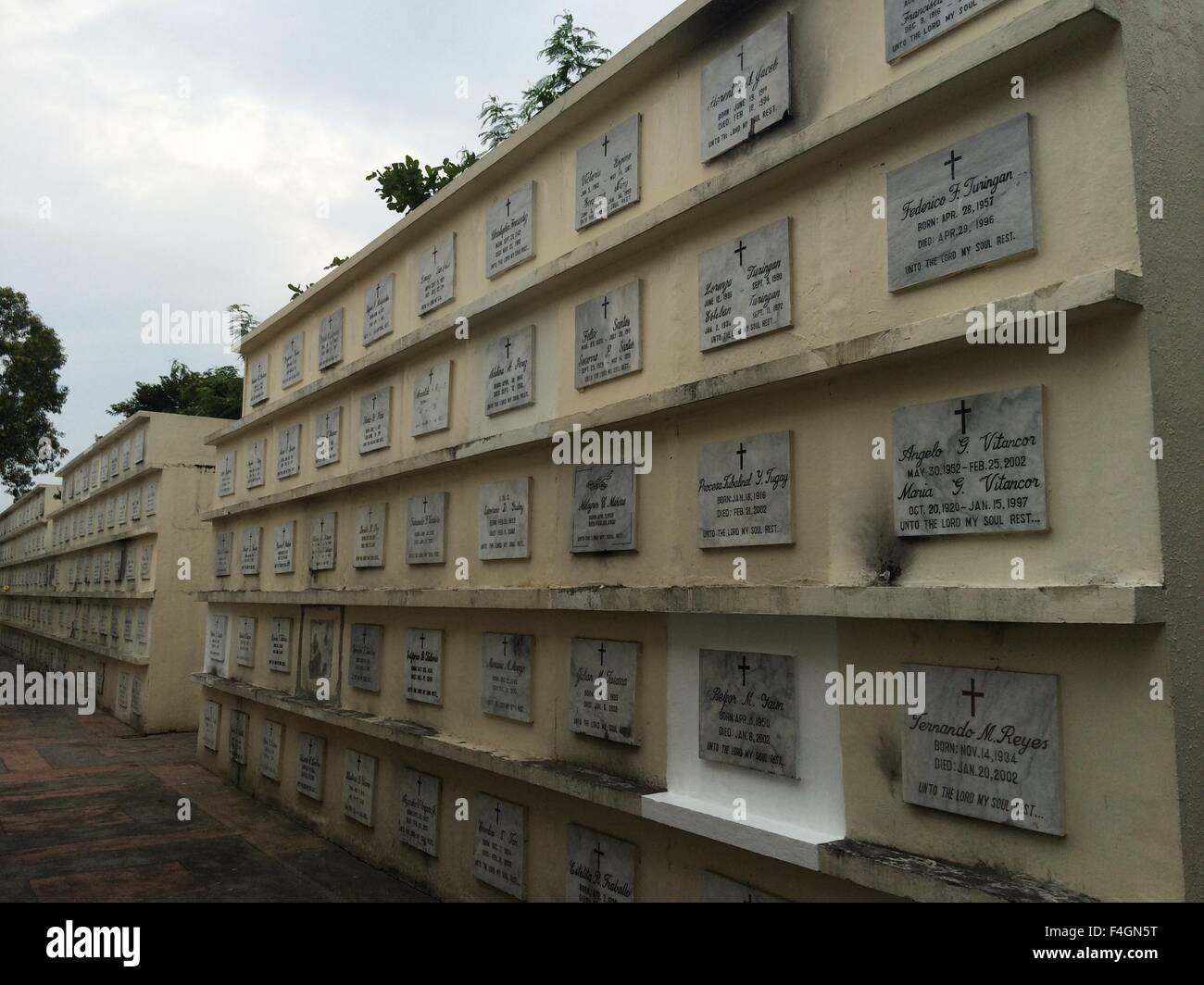 Las Pinas, Philippines. 18th Oct, 2015. Men cleaning up the tombs and ...