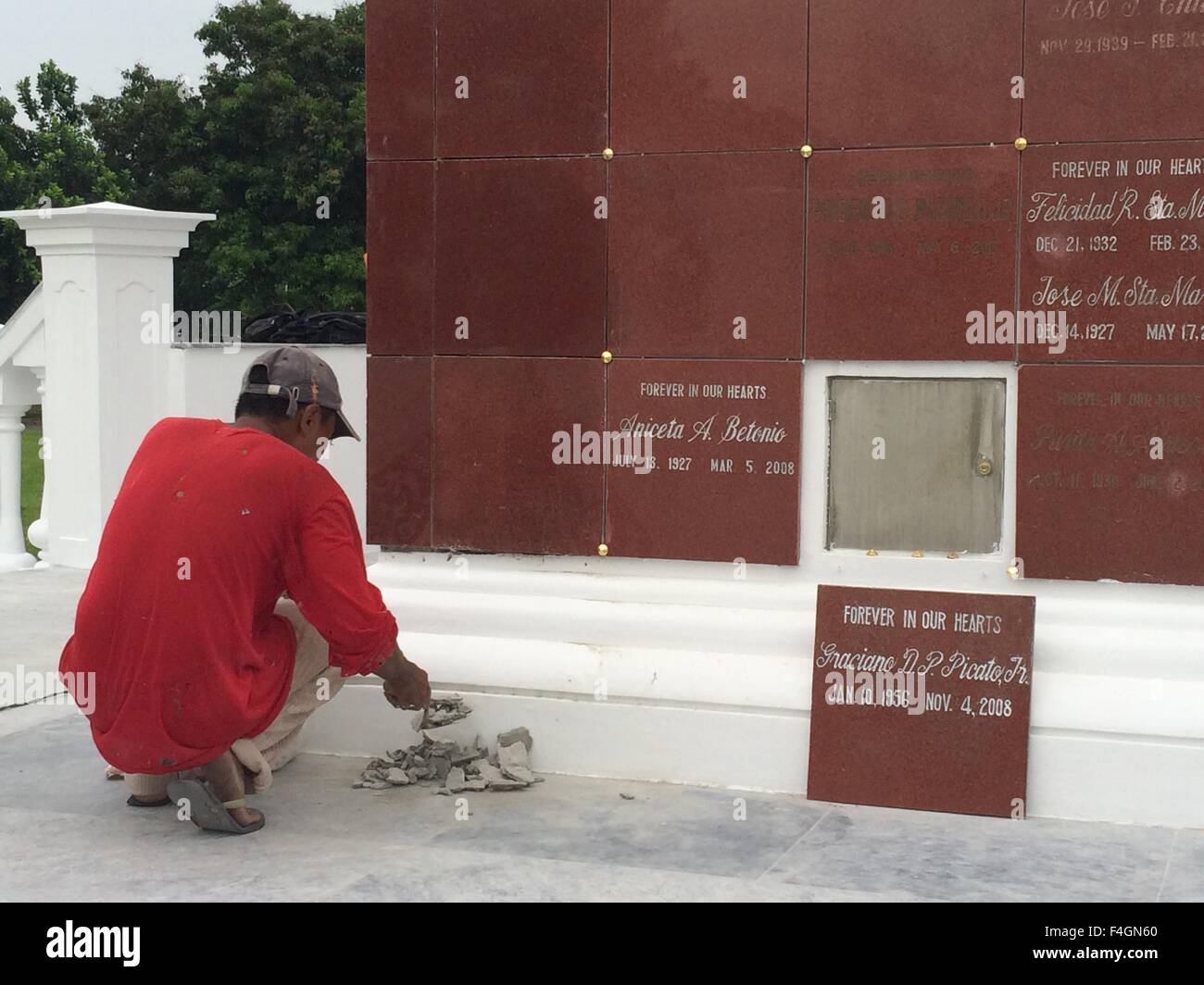Las Pinas, Philippines. 18th Oct, 2015. Men cleaning up the tombs and ...