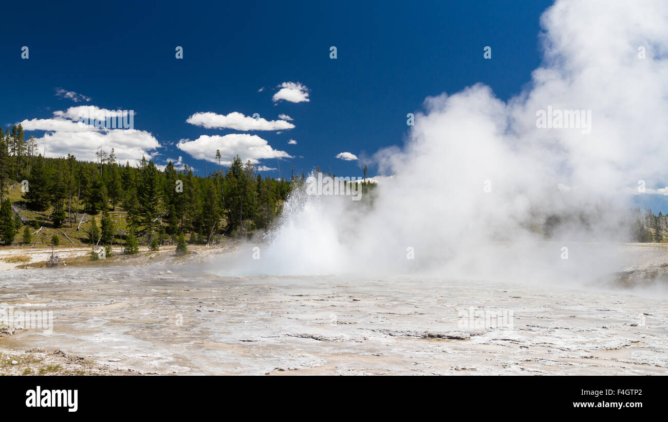 Yellowstone park volcano eruption hi-res stock photography and images ...
