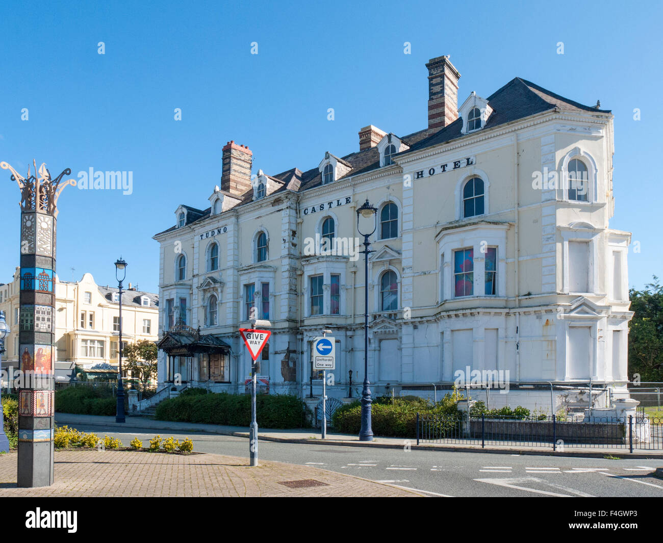 Derelict hotel in uk hi-res stock photography and images - Alamy