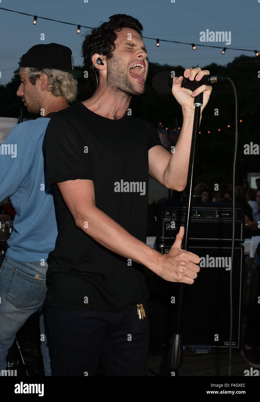 'Gossip Girl' star Penn Badgley performs with his band Mothxr at Surf ...
