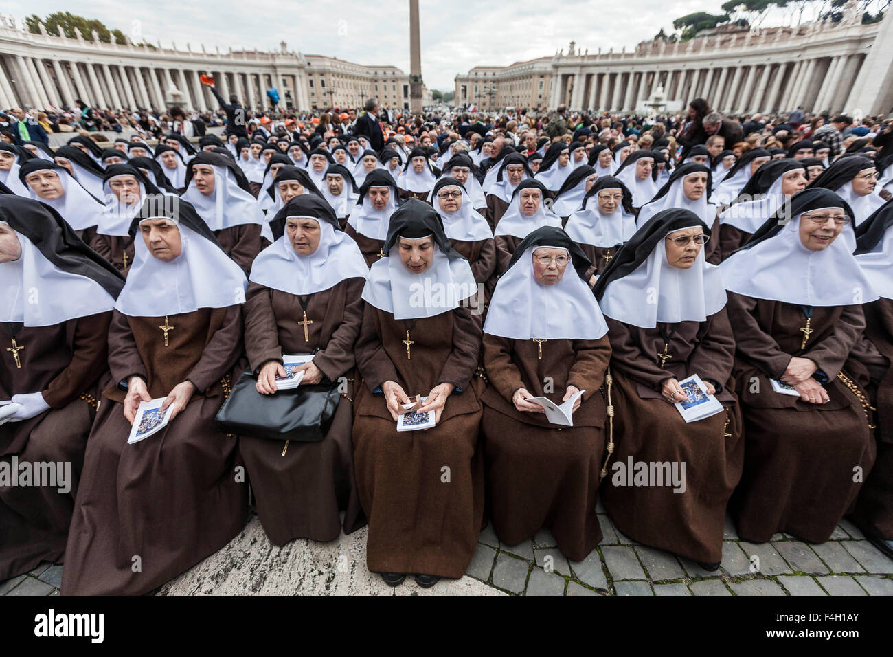 Vatican City, Vatican. 18th Oct, 2015. Nuns wait for the arrival of ...