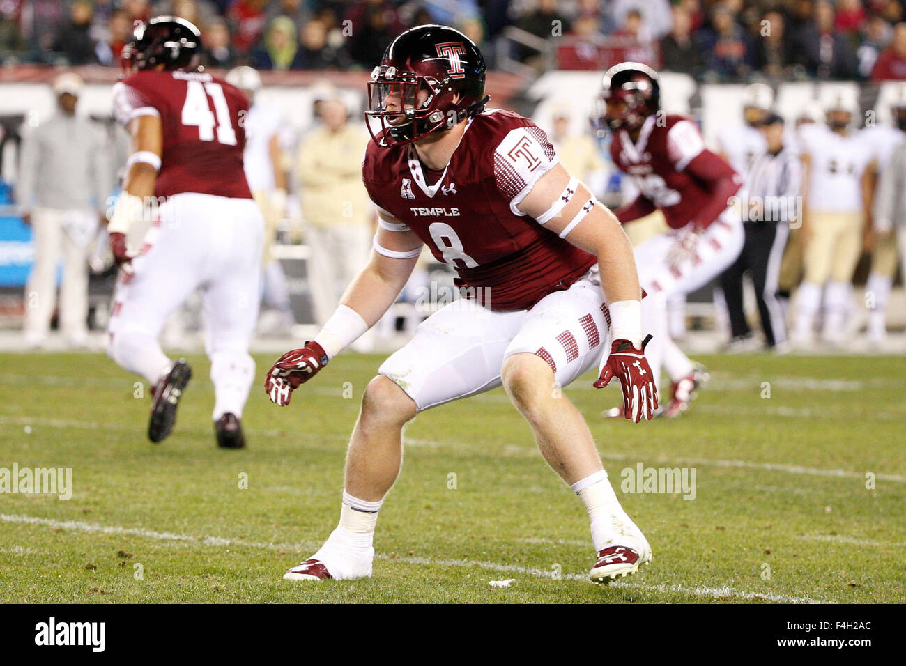 October 17, 2015: Temple Owls linebacker Tyler Matakevich (8) in action ...