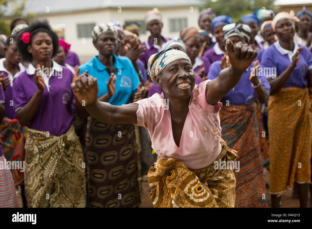 Women of Amongtaaba Basket Weavers Group, in Sumbrungu Zobiko Village ...