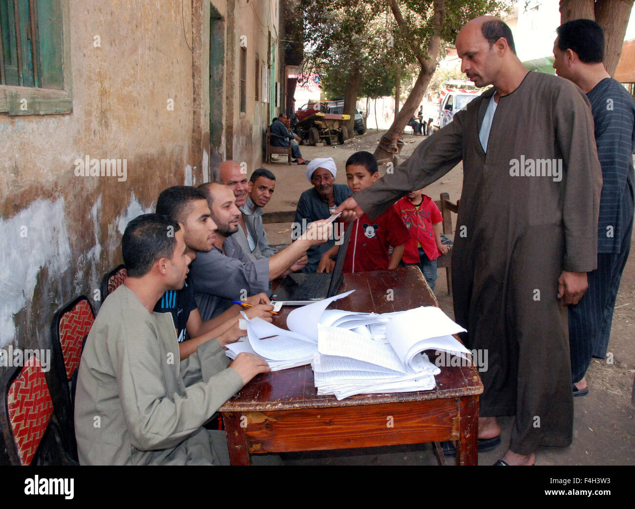 Cairo, Egypt. 18th Oct, 2015. Egyptians participate in the election ...