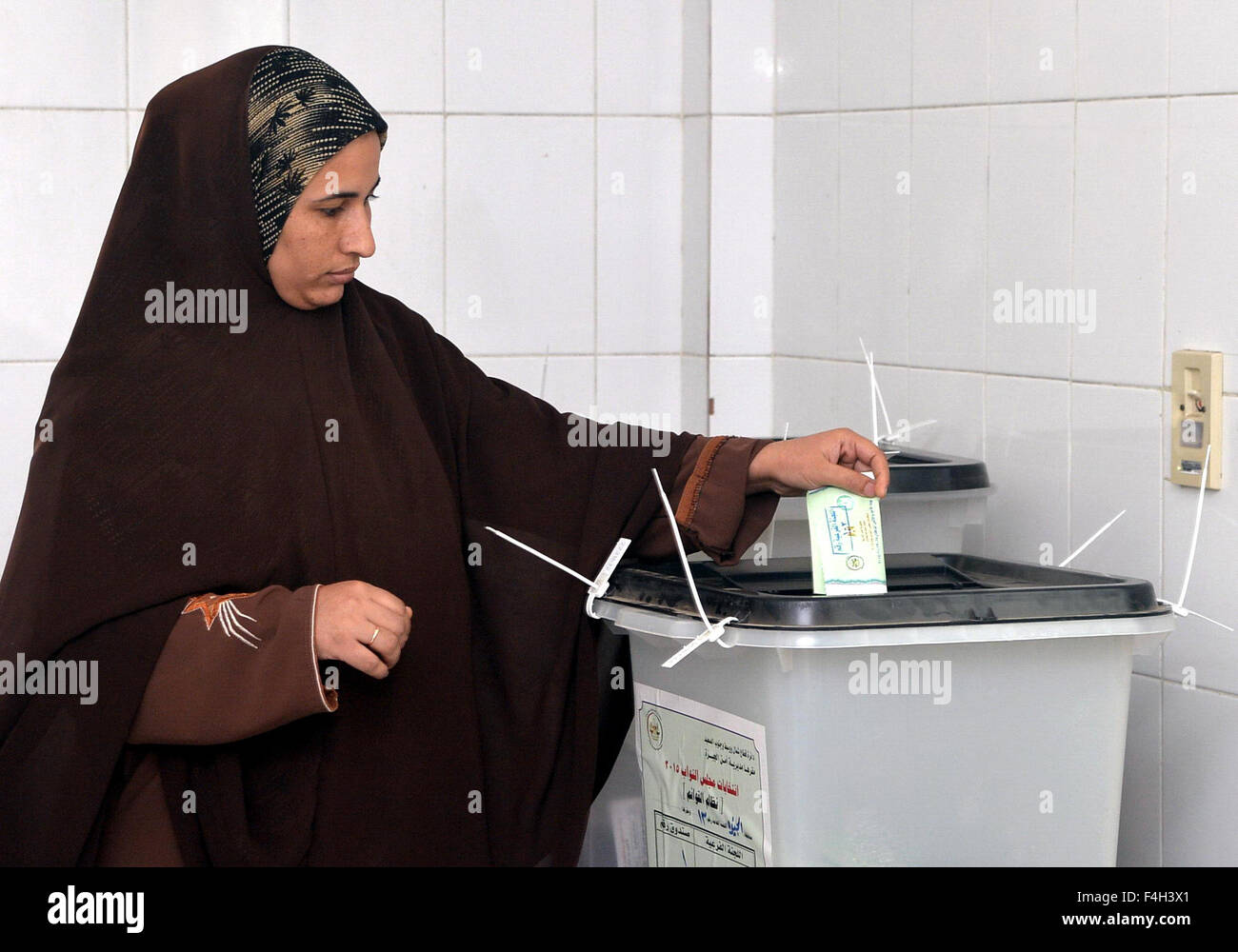 Cairo, Egypt. 18th Oct, 2015. Egyptians participate in the election ...