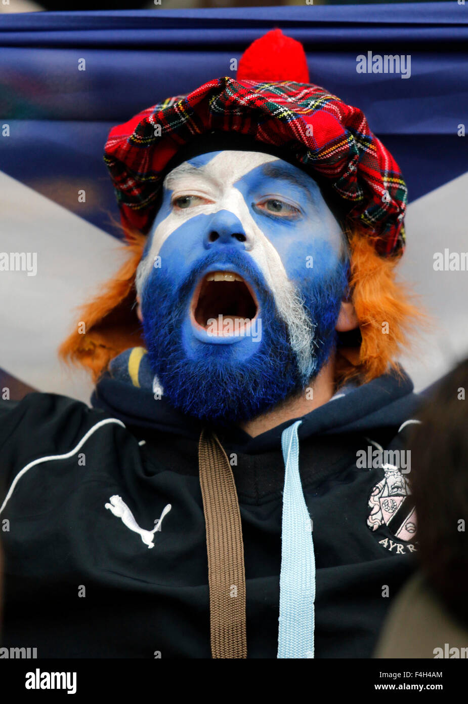 England rugby fan singing hi-res stock photography and images - Alamy