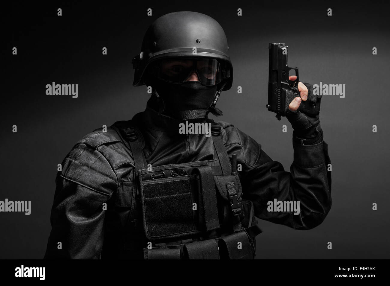 SWAT police officer with pistol Stock Photo - Alamy