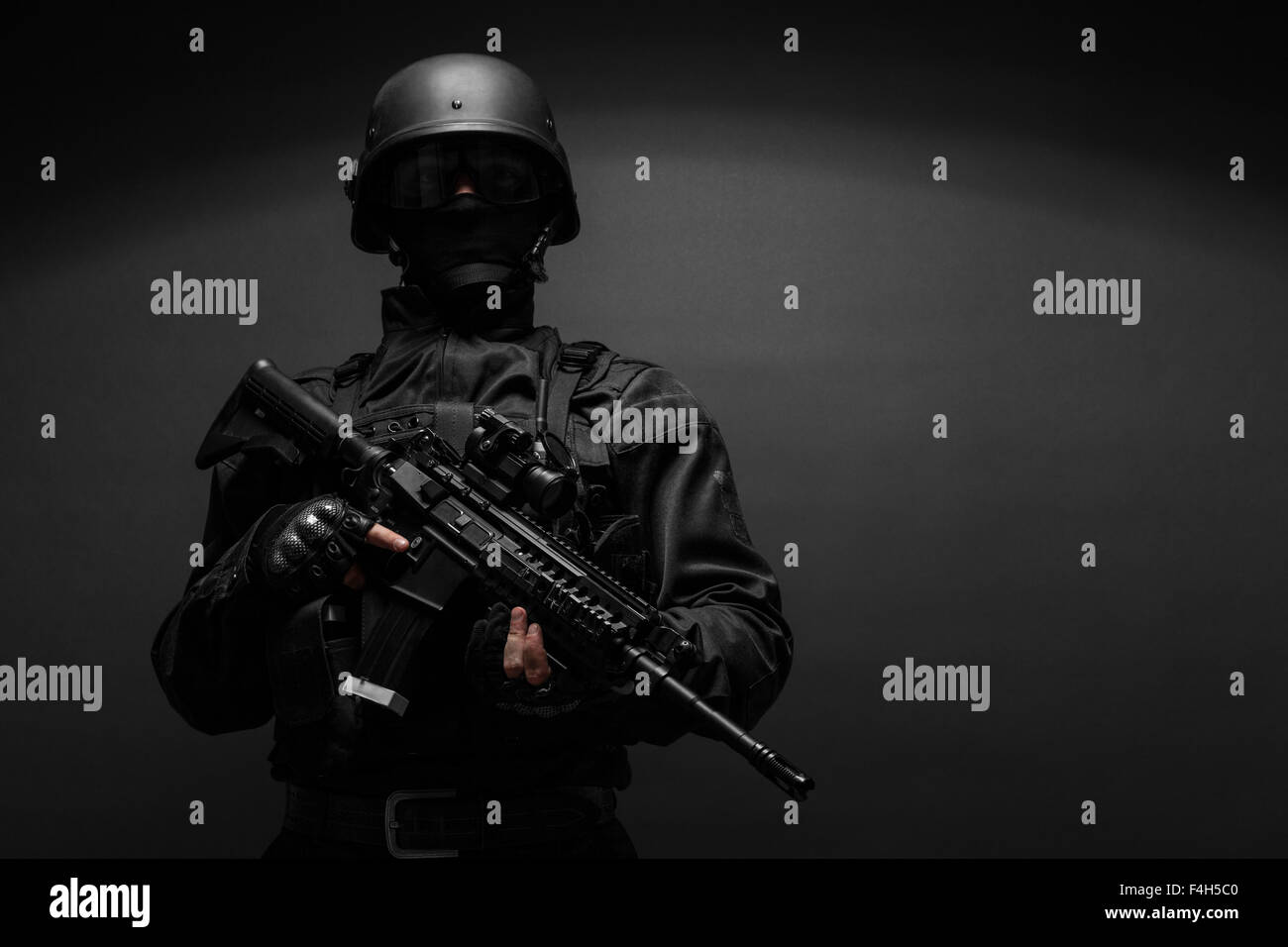 police officer with weapons Stock Photo - Alamy