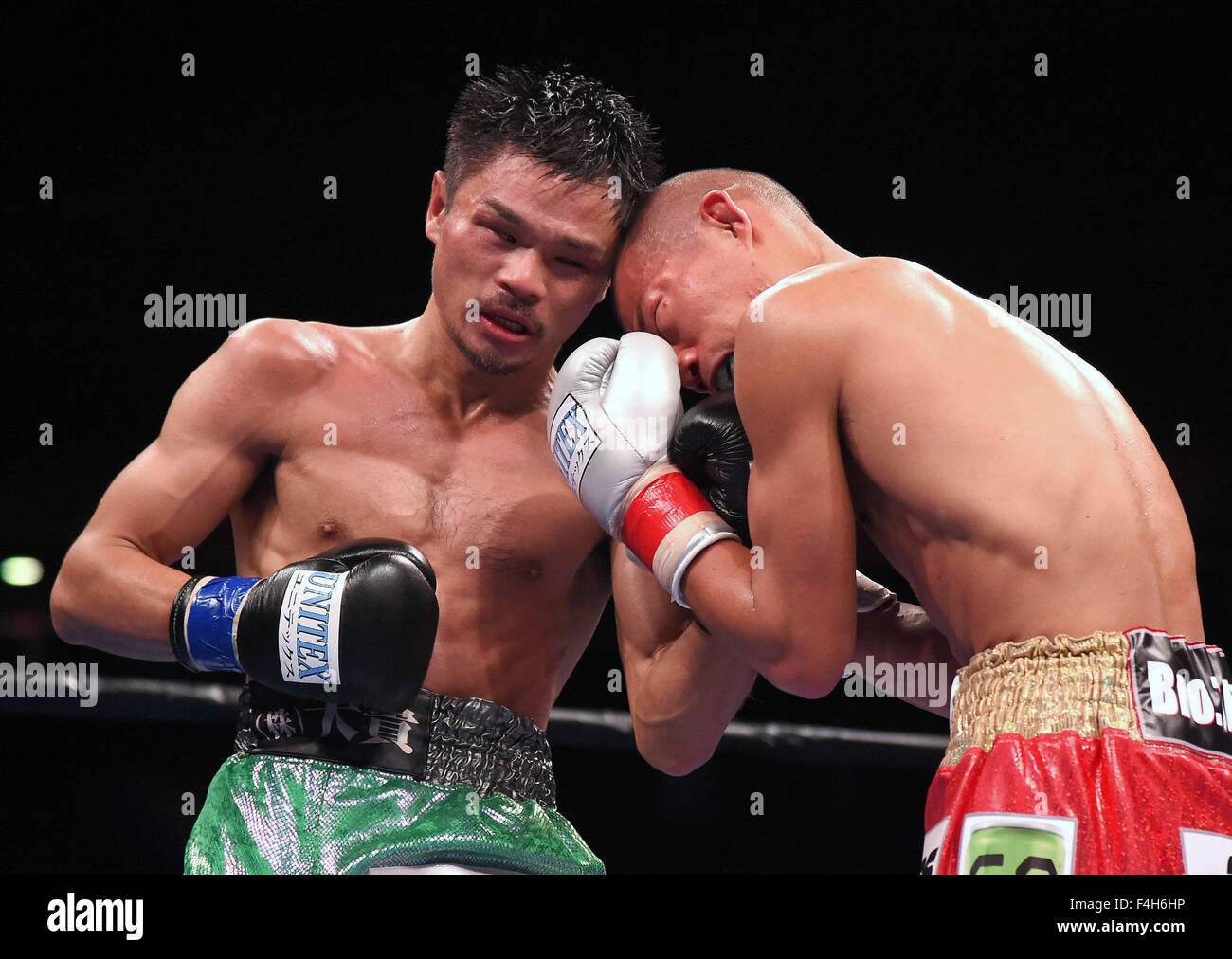 (L-R) Kohei Kono, Koki Kameda (JPN), OCTOBER 16, 2015 - Boxing :Kohei Kono (L) of Japan sends a ...