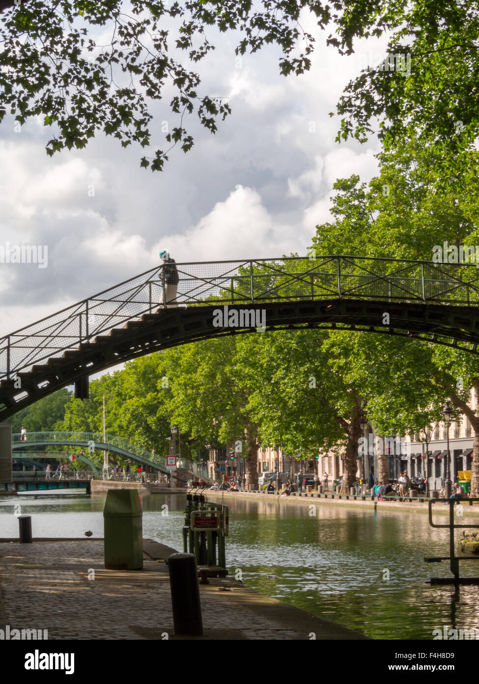 Canal Saint-Martin bridges and trees Stock Photo - Alamy