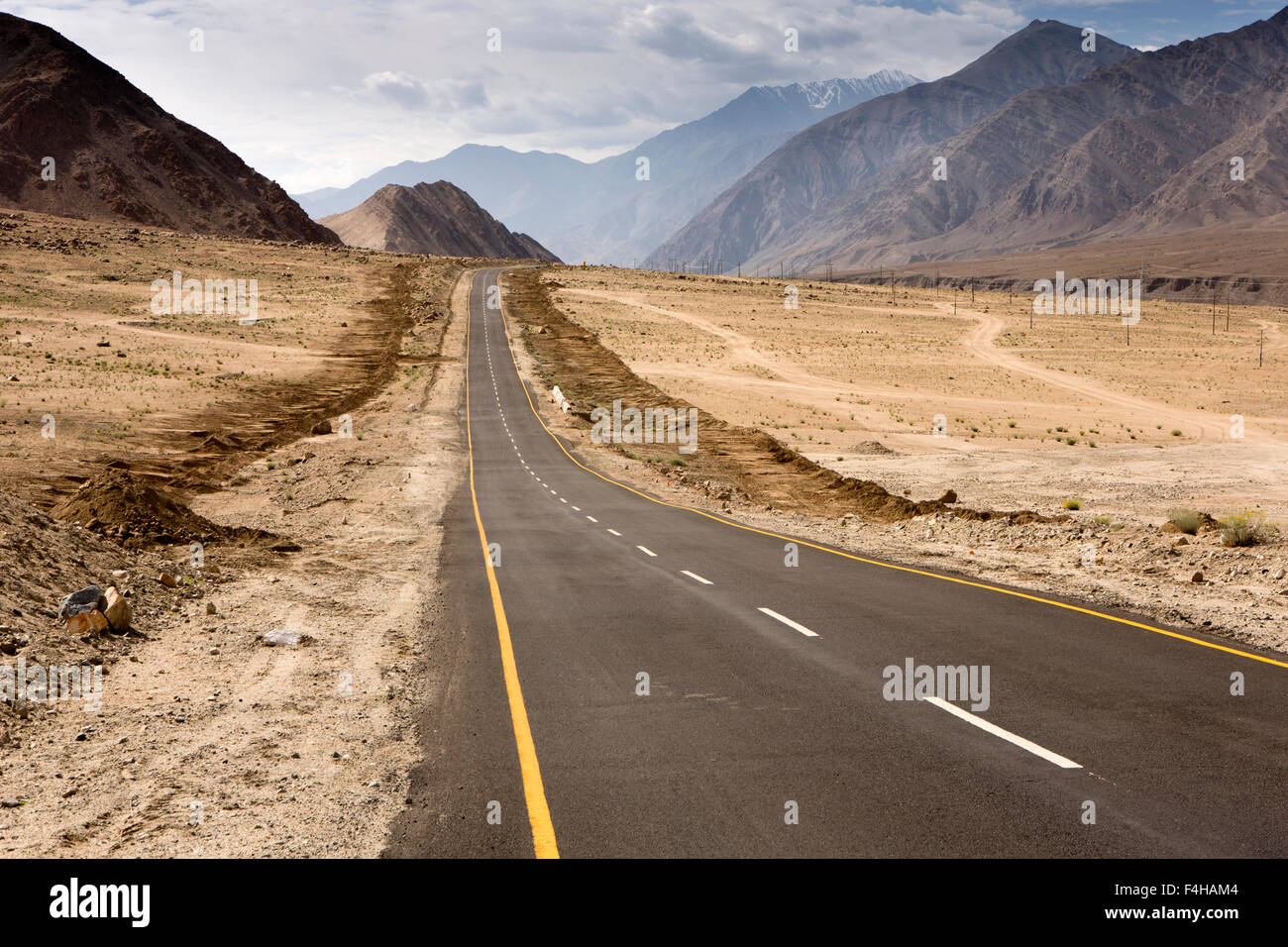 India, Jammu & Kashmir, Ladakh, Karu, Leh-Manali highway, straight ...