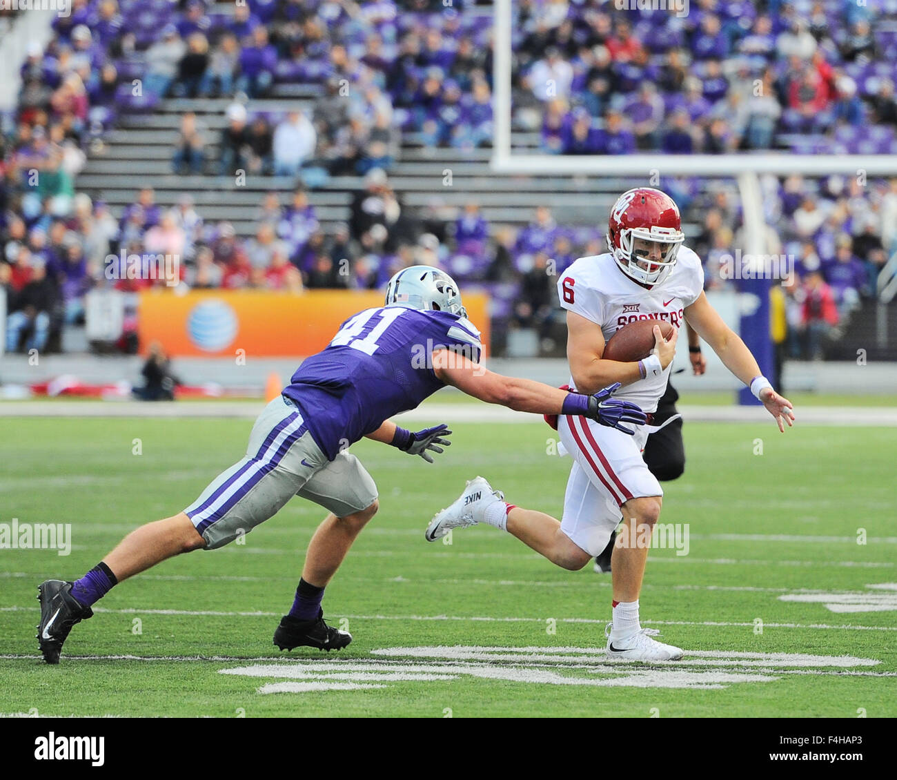 Manhattan, Kansas, USA. 17th Oct, 2015. Oklahoma Sooners quarterback Baker Mayfield (6) eludes ...