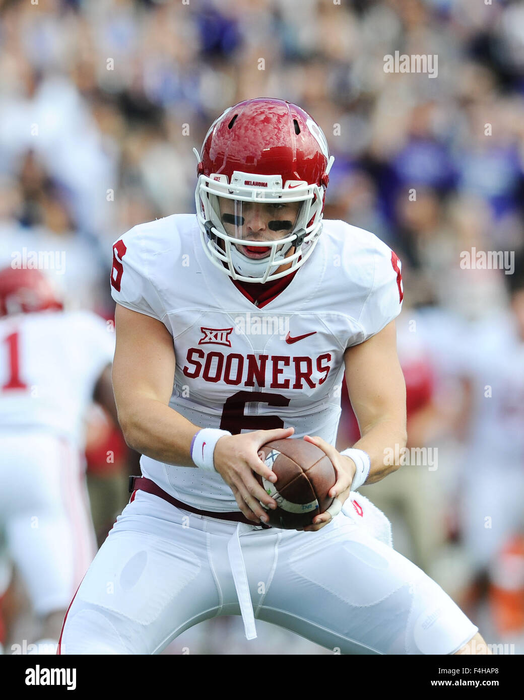 Manhattan, Kansas, USA. 17th Oct, 2015. Oklahoma Sooners quarterback Baker Mayfield (6) prepares ...