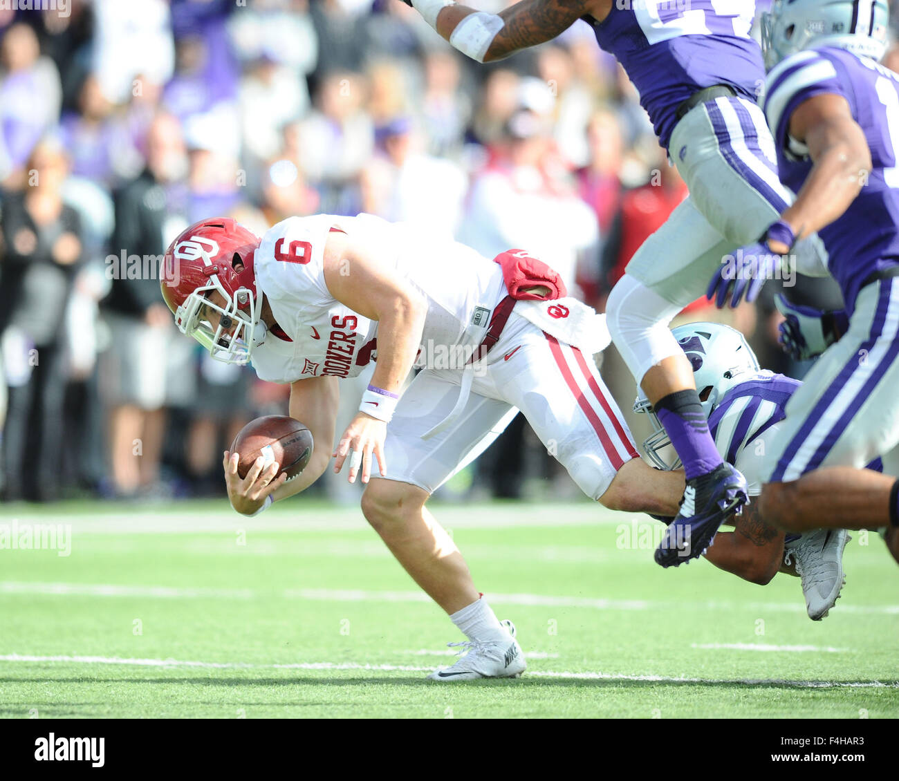 Manhattan, Kansas, USA. 17th Oct, 2015. Oklahoma Sooners quarterback Baker Mayfield (6) is ...