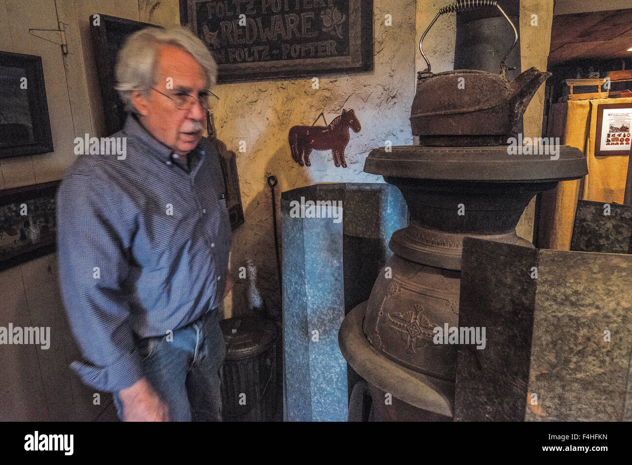 Reinhold, USA. 17th Oct, 2015. Shop and workspace of Ned & Gwen Folz ...