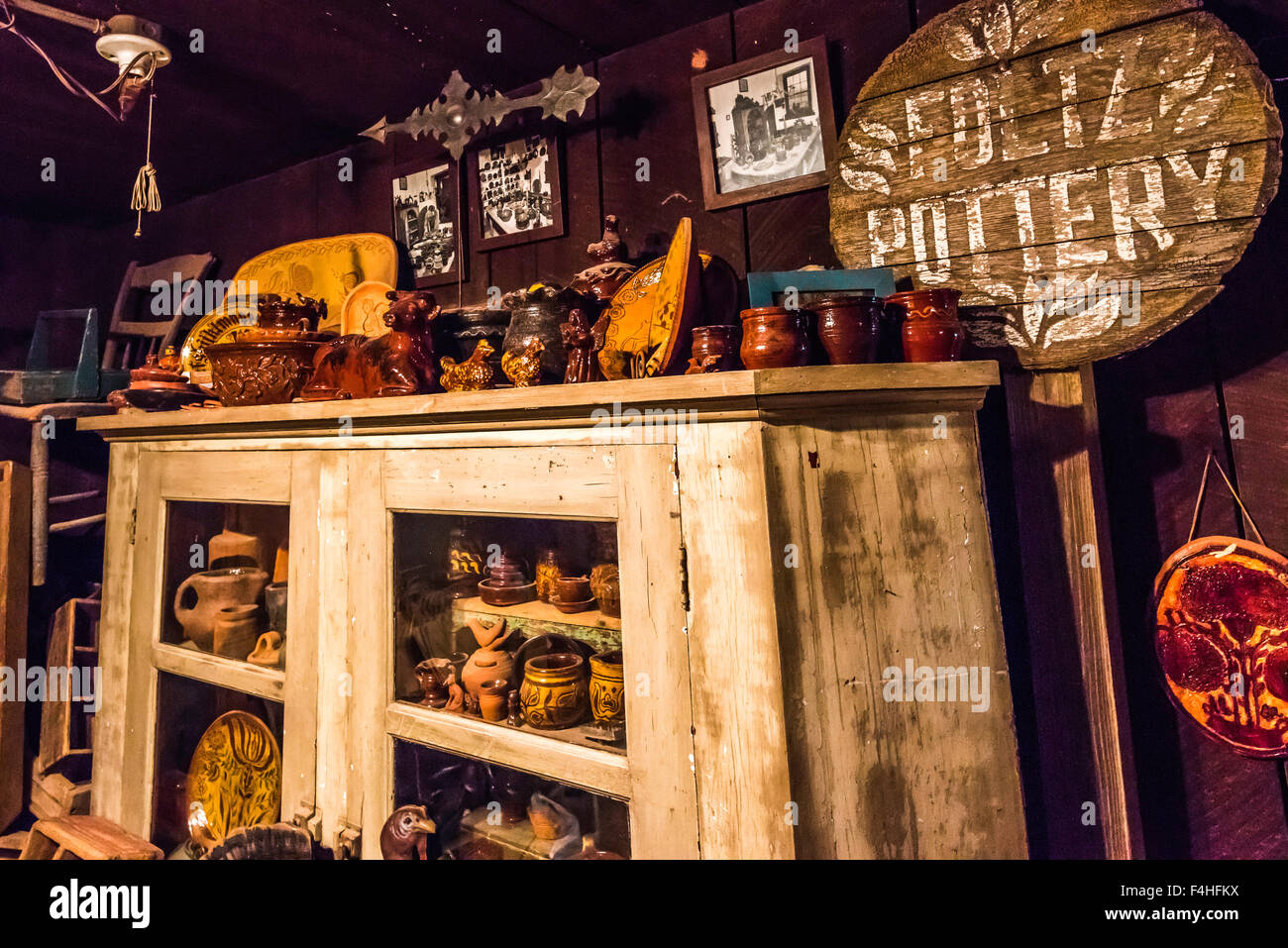 Reinhold, USA. 17th Oct, 2015. Shop and workspace of Ned & Gwen Folz ...