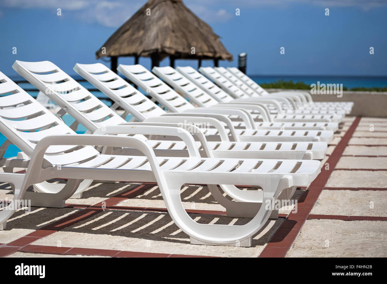 Pool sun lounge hi-res stock photography and images - Alamy