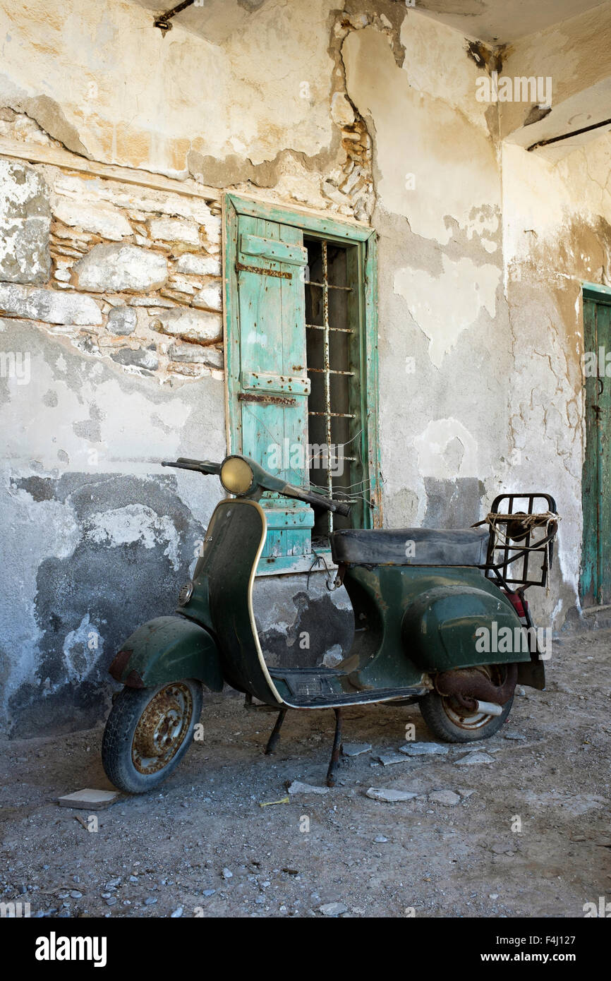 Old rusty vespa hi-res stock photography and images - Alamy