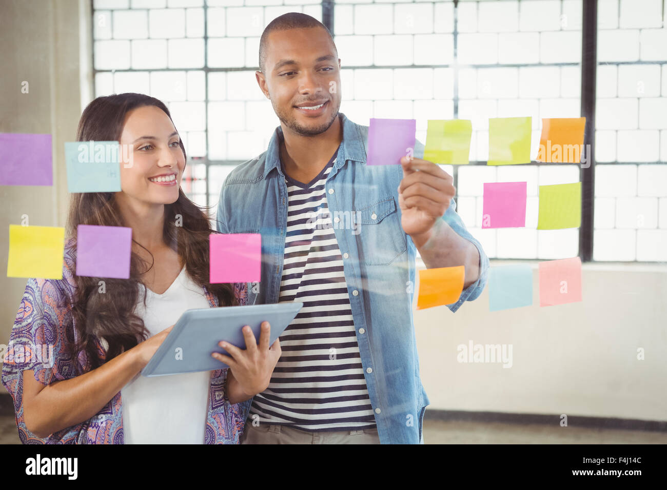 Holding sticky note hi-res stock photography and images - Alamy