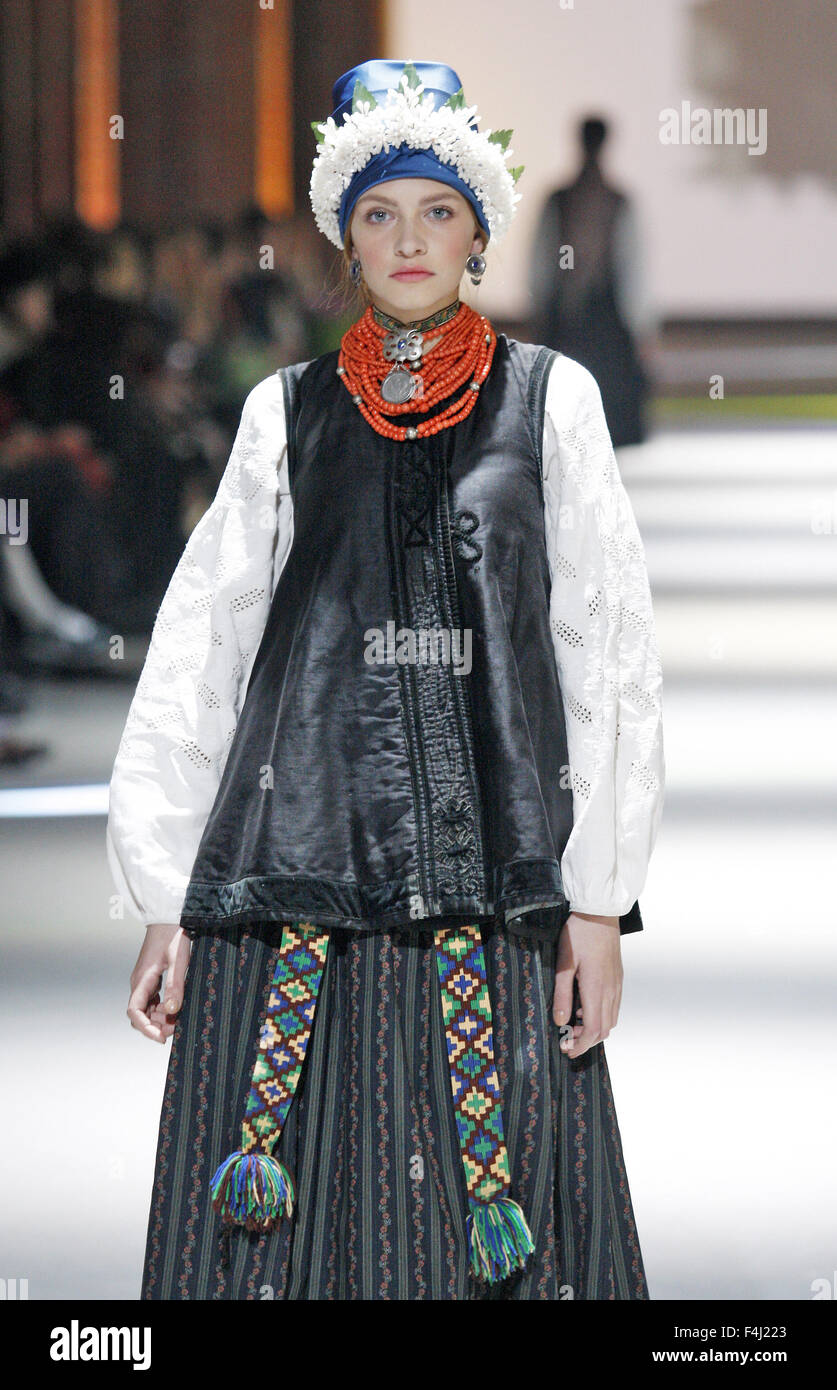 Kiev, Ukraine. 18th Oct, 2015. A model in traditional ethnic ukrainian ...