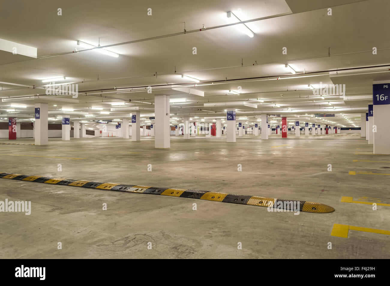 Empty parking lot at mall hi-res stock photography and images - Alamy