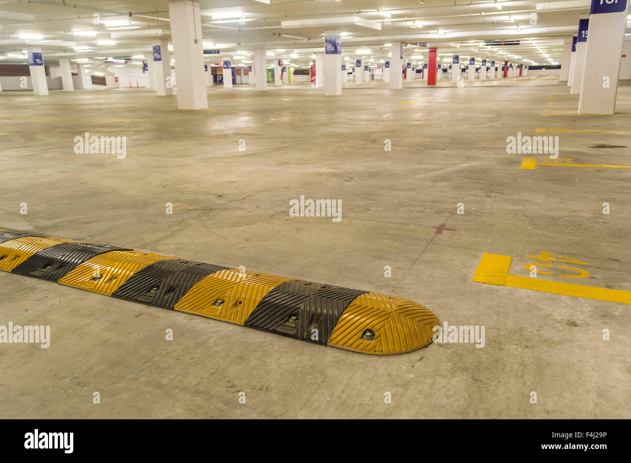 Empty parking lot at mall hi-res stock photography and images - Alamy