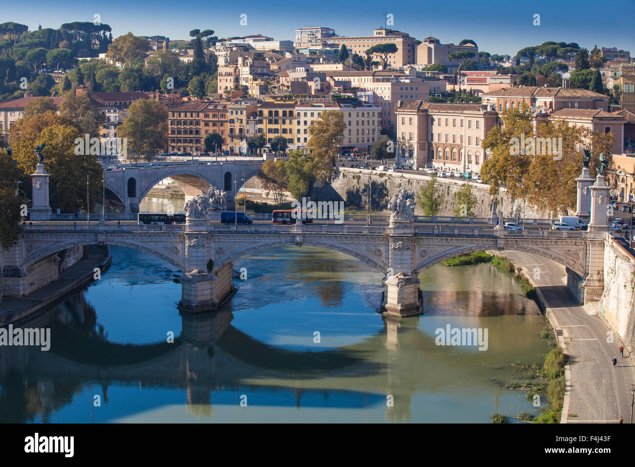 People looking over bridge hi-res stock photography and images - Alamy