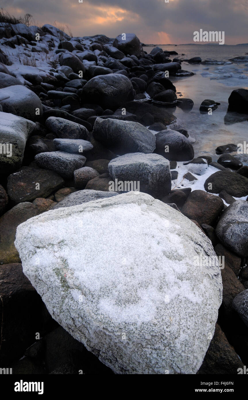 Stones ocean hi-res stock photography and images - Alamy