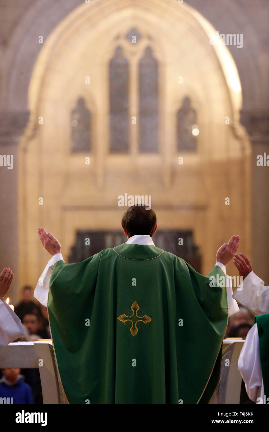 Eucharist, priest in Catholic Mass, Notre-Dame du Perpetuel Secours ...
