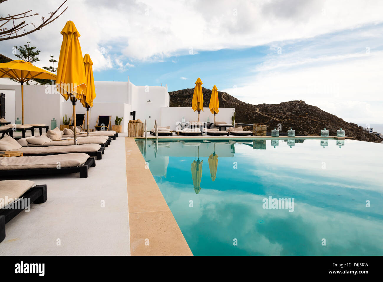 Infinity pool villa hi-res stock photography and images - Alamy