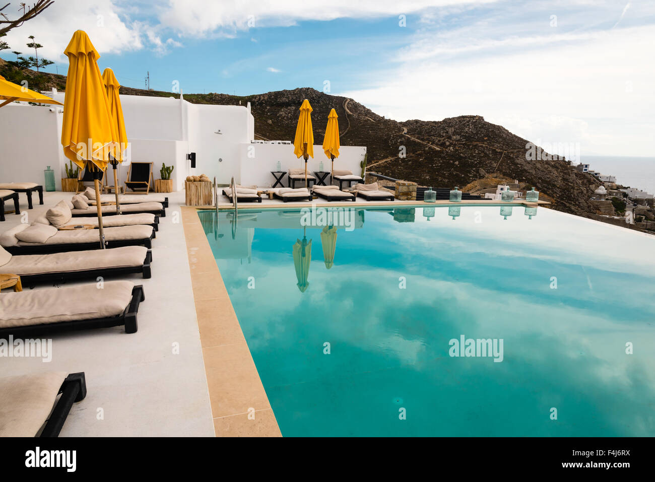 Infinity pool villa hi-res stock photography and images - Alamy