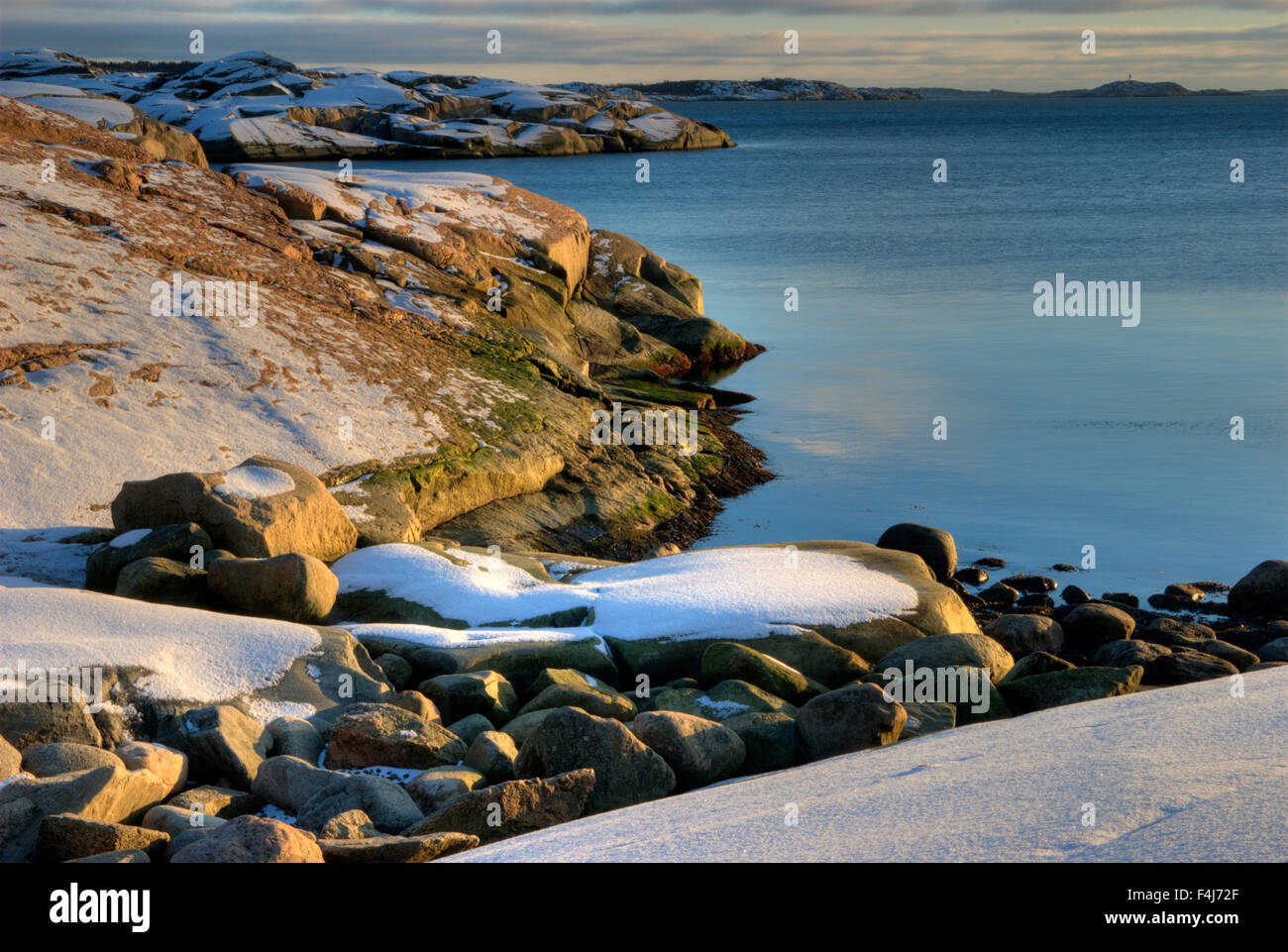 Rock in flat ocean hi-res stock photography and images - Alamy