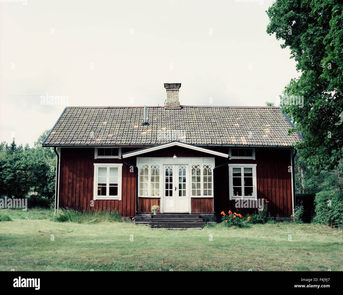Exterior red cottage hi-res stock photography and images - Alamy