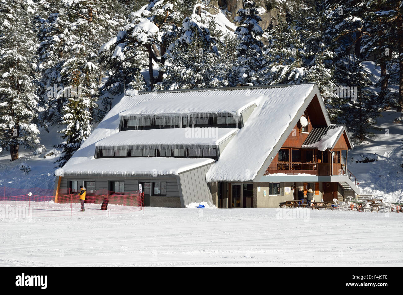 Shelter refuge mountain building hi-res stock photography and images ...