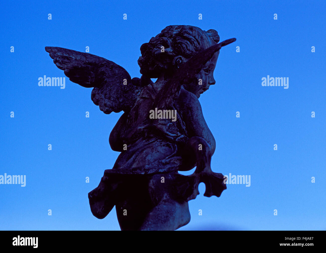 Sculpture angel rear view hi-res stock photography and images - Alamy