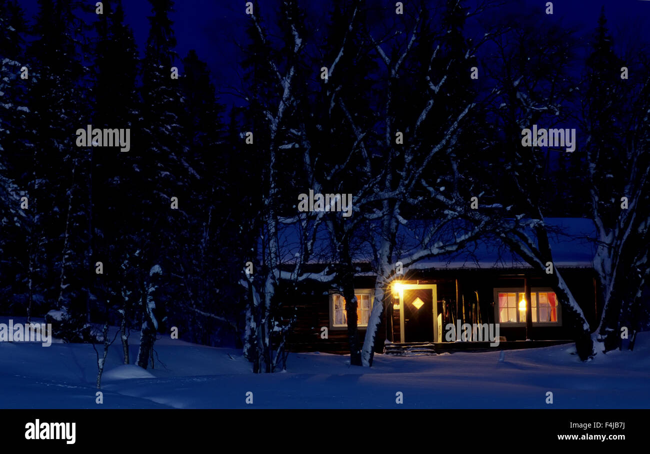 Cabin forest night hi-res stock photography and images - Alamy