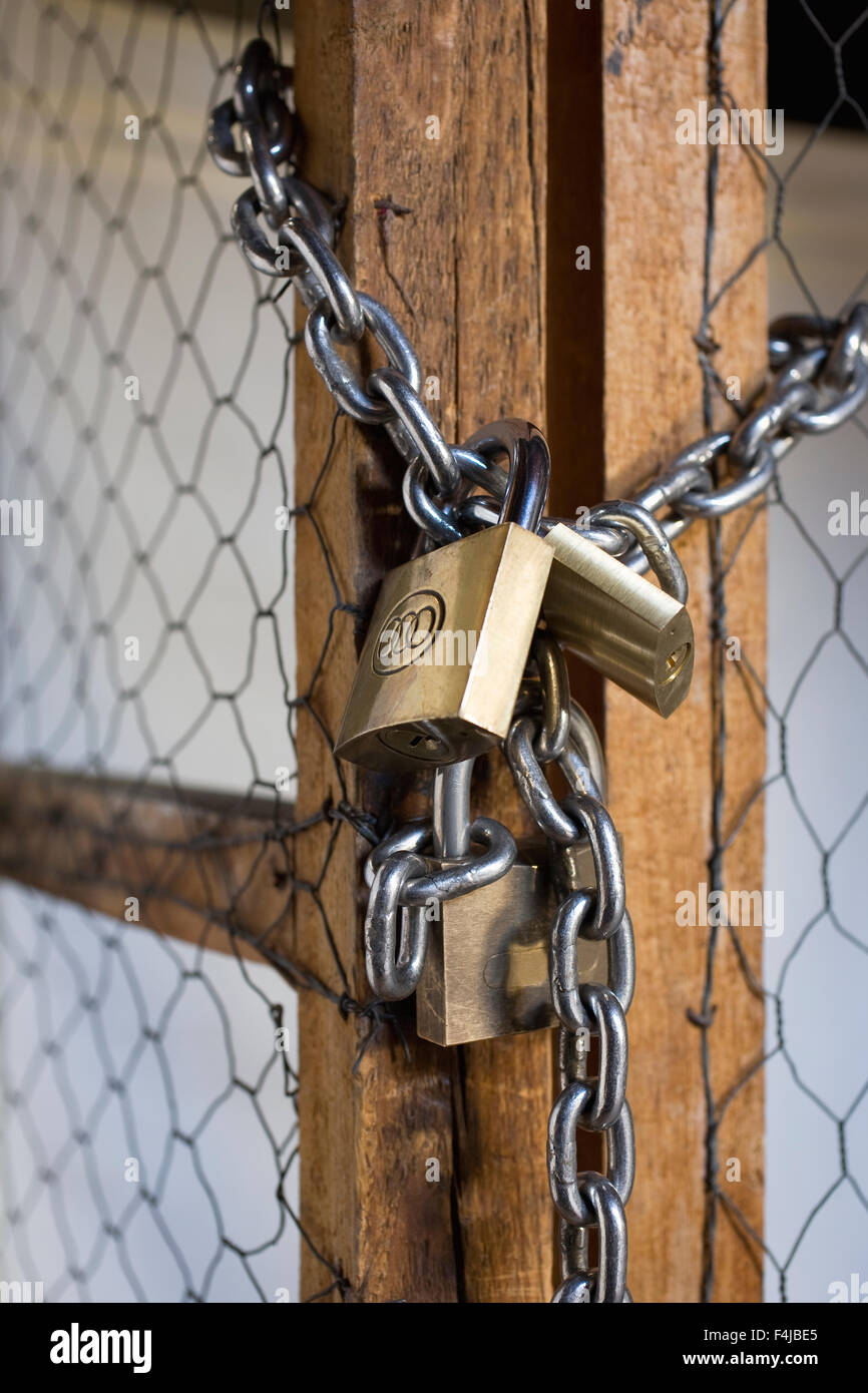 Padlock on gate hi-res stock photography and images - Alamy