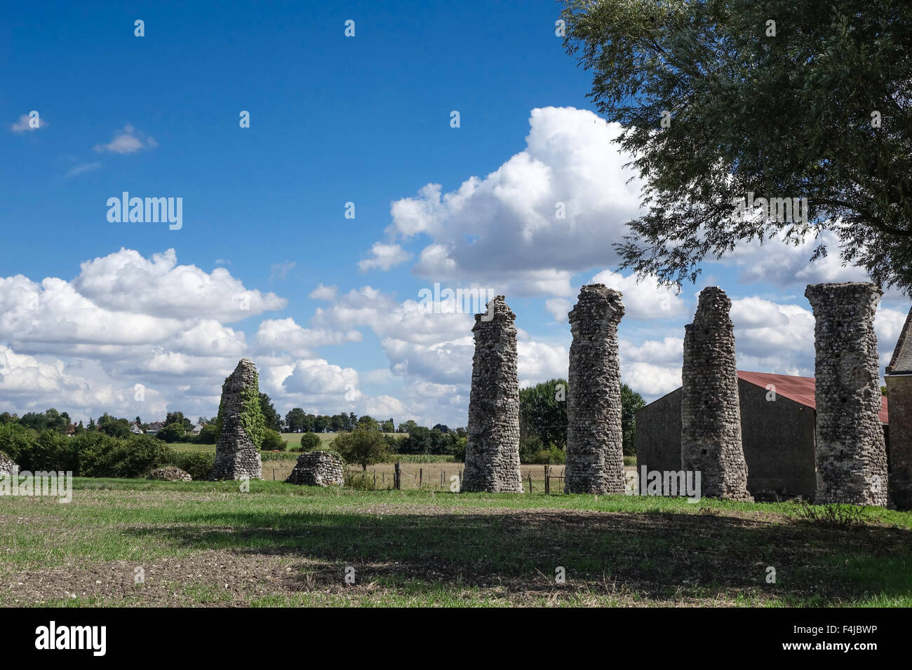 Gallo-Roman Aqueduct near the town of Luynes, France Stock Photo - Alamy