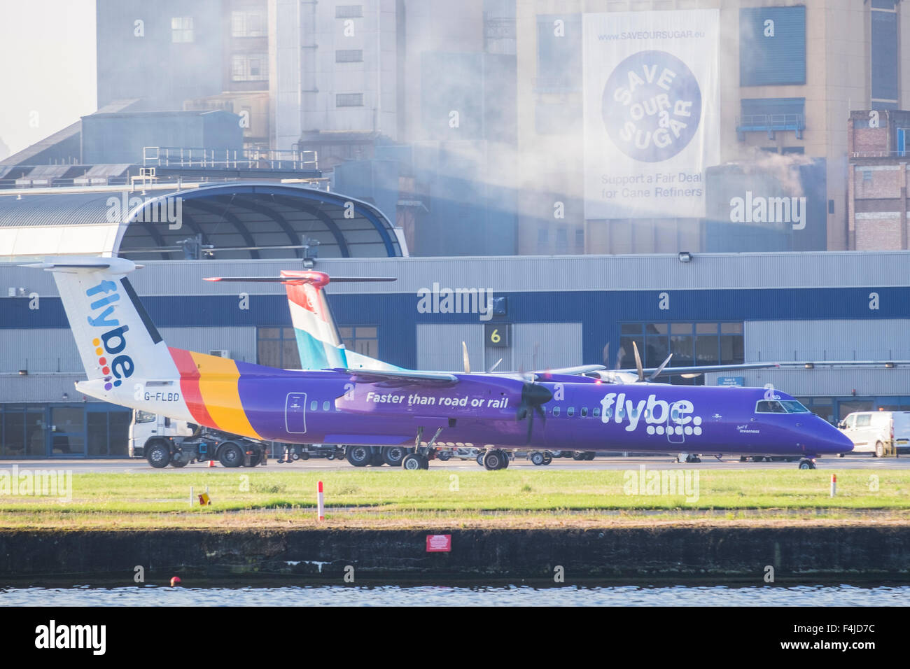 Flybe prop aircraft hi-res stock photography and images - Alamy