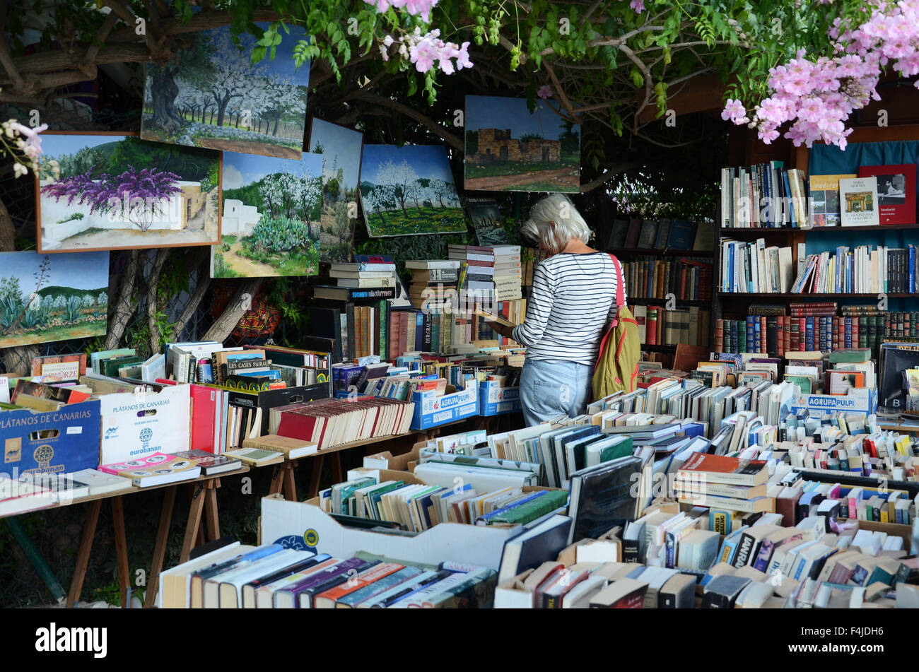 Las Dalias, hippy market at San Carlos on Ibiza Stock Photo - Alamy