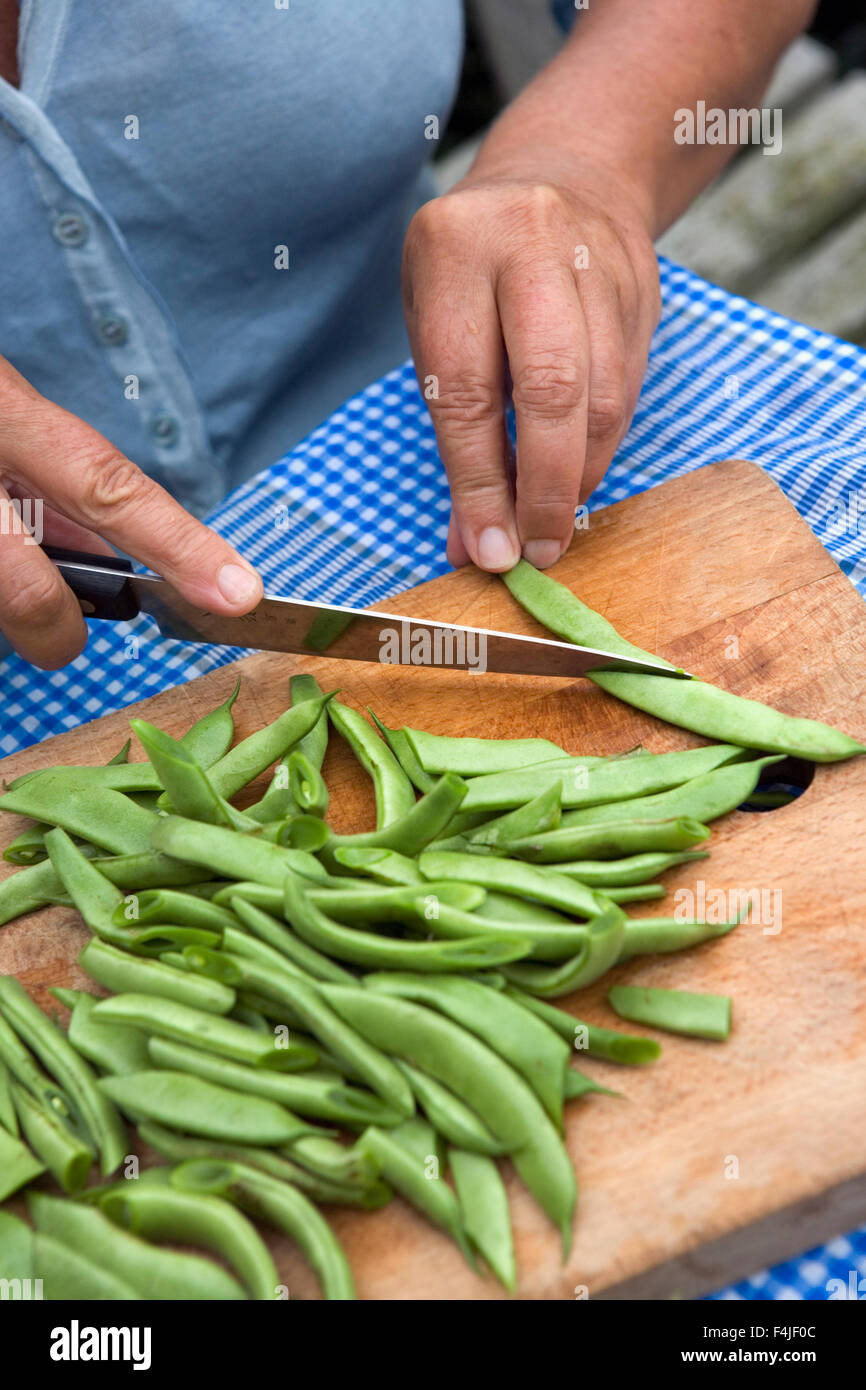 Woman cutting beans on chopping board Stock Photo - Alamy