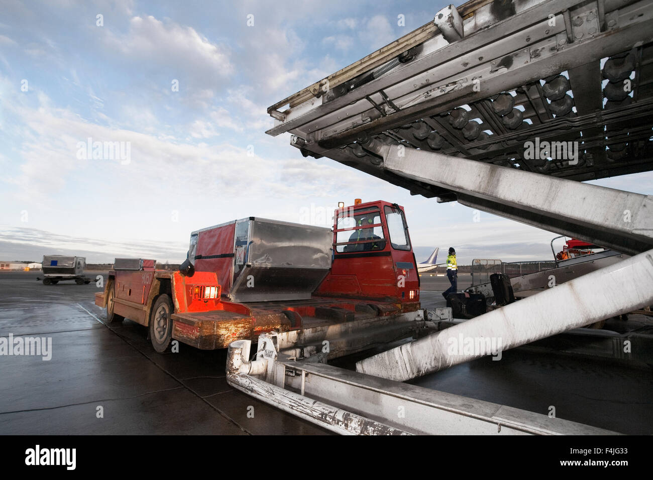 Airport ramp hi-res stock photography and images - Alamy