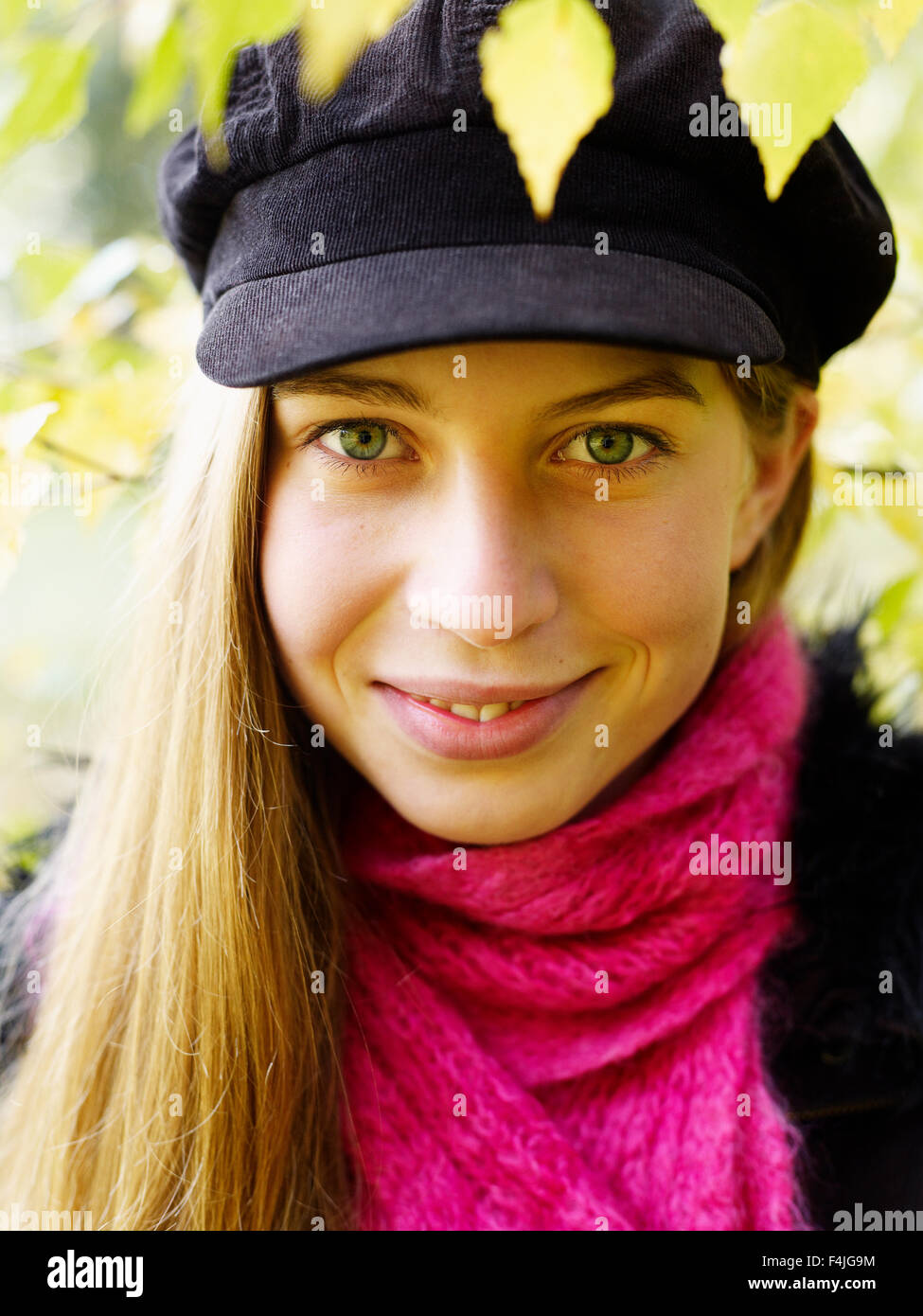 Smiling woman 24 years hi-res stock photography and images - Alamy