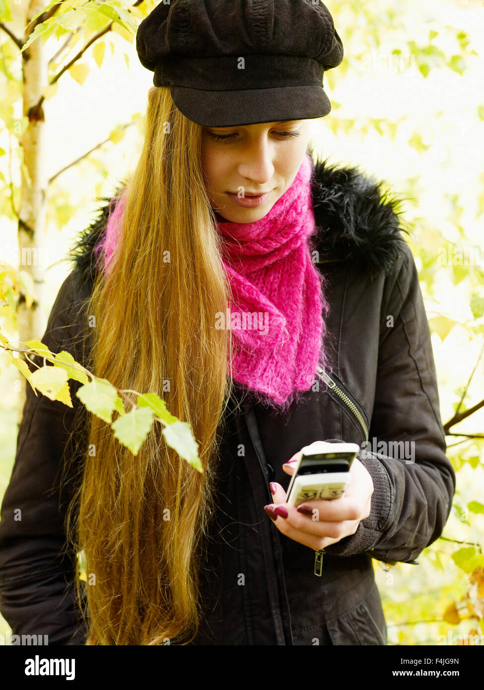 Woman holding mobile phone Stock Photo - Alamy
