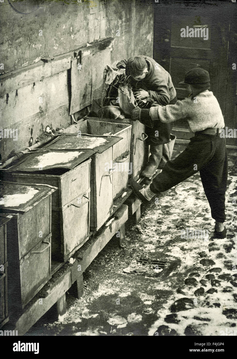 Children in hunger hi-res stock photography and images - Alamy