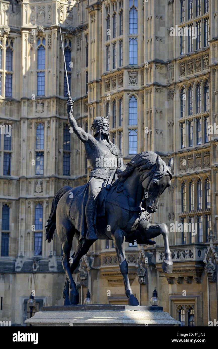 Statue king richard outside houses hi-res stock photography and images ...